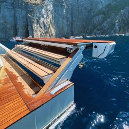 LP 300 Versatile Hydraulic Yacht Ladder & Platform